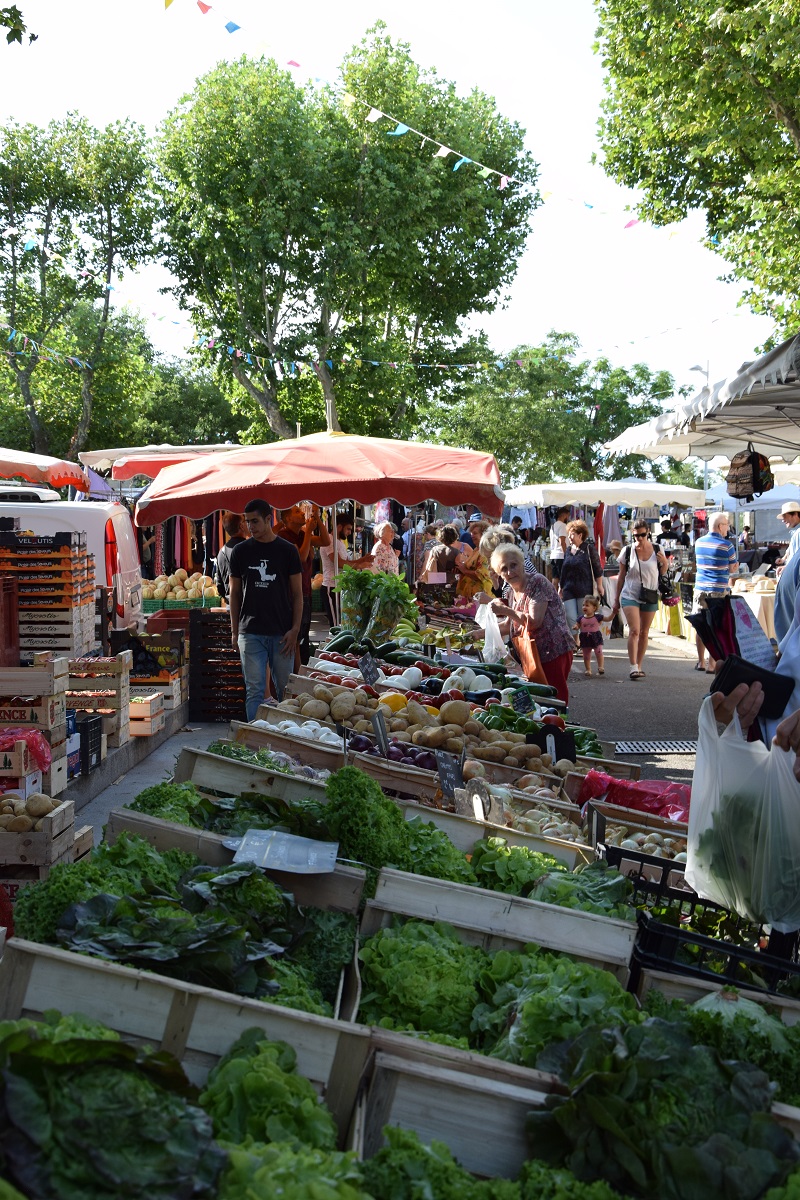Marché hebdomadaire de Calvisson - Conseil départemental du Gard - www ...